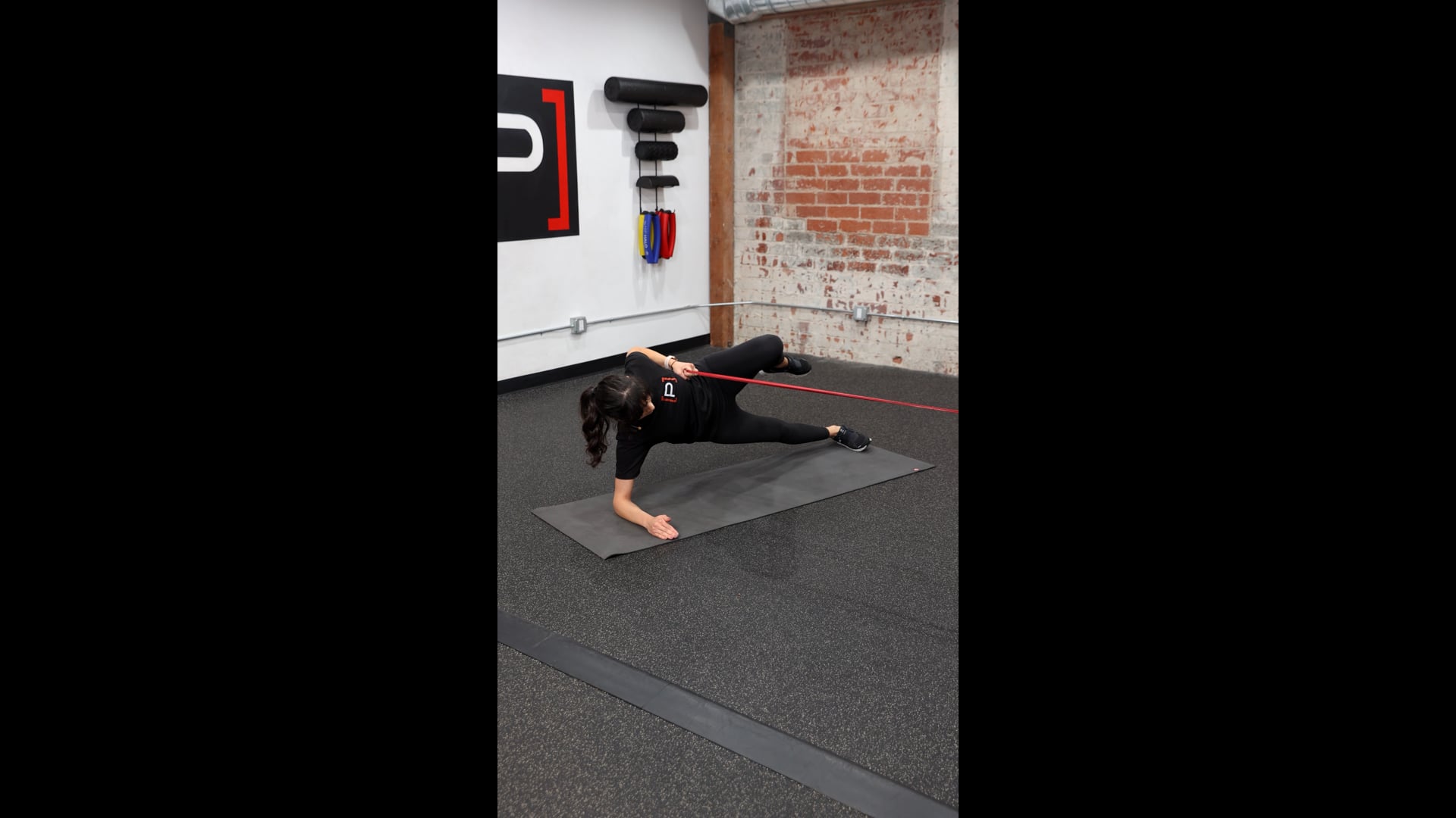 Side plank row - knee drive band - [P]rehab