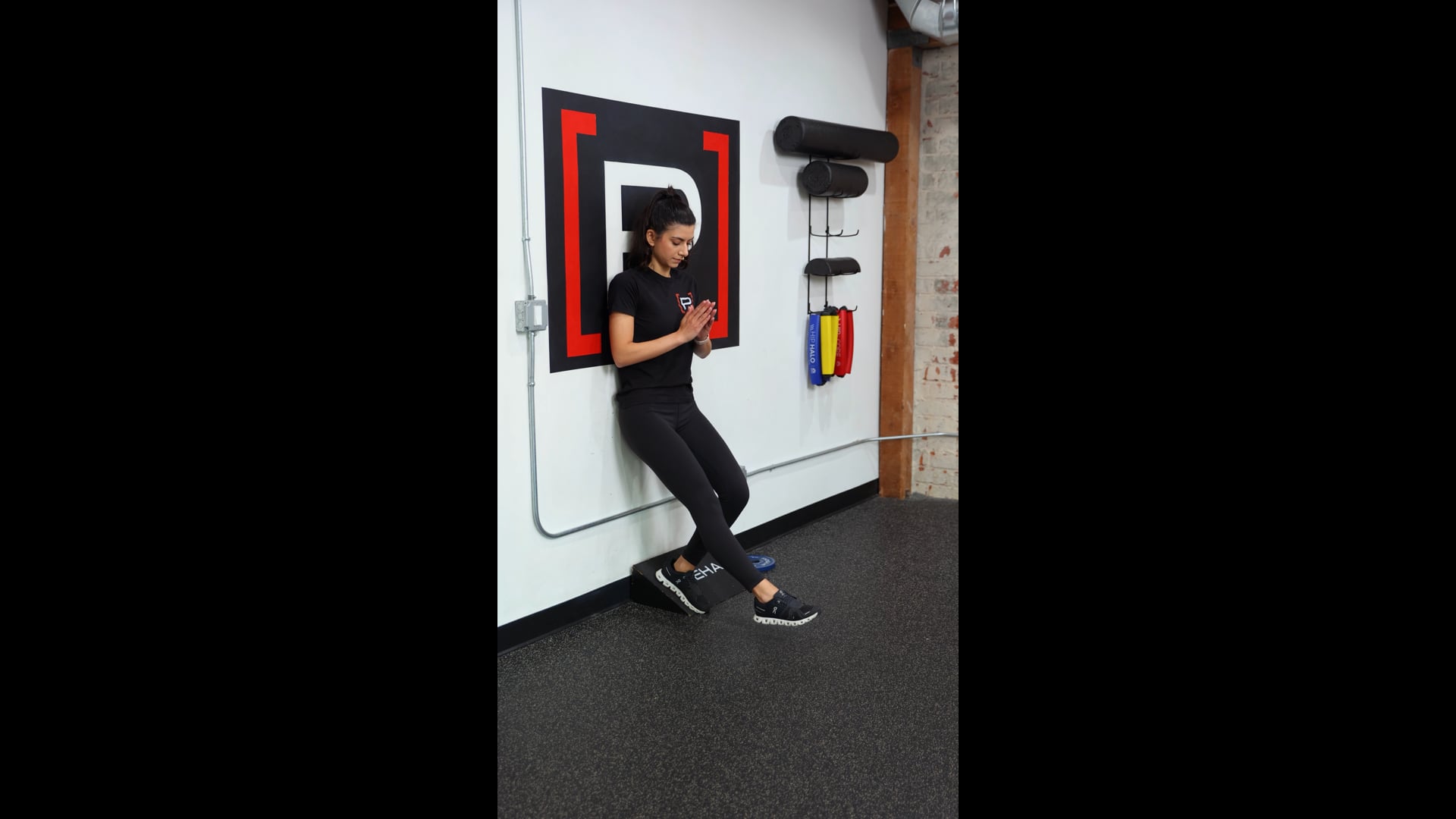 Single leg Wall sit - heel elevated - [P]rehab